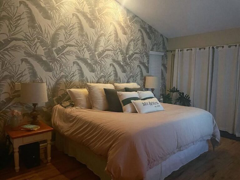 20 Creative Ideas for Empty Wall in Bedroom - WillyHomes