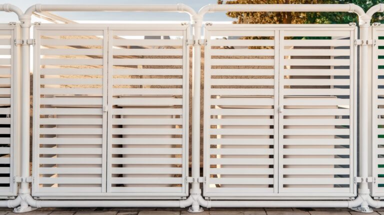 15 Easy DIY Garbage Can Fence Ideas That Hide Bins - WillyHomes